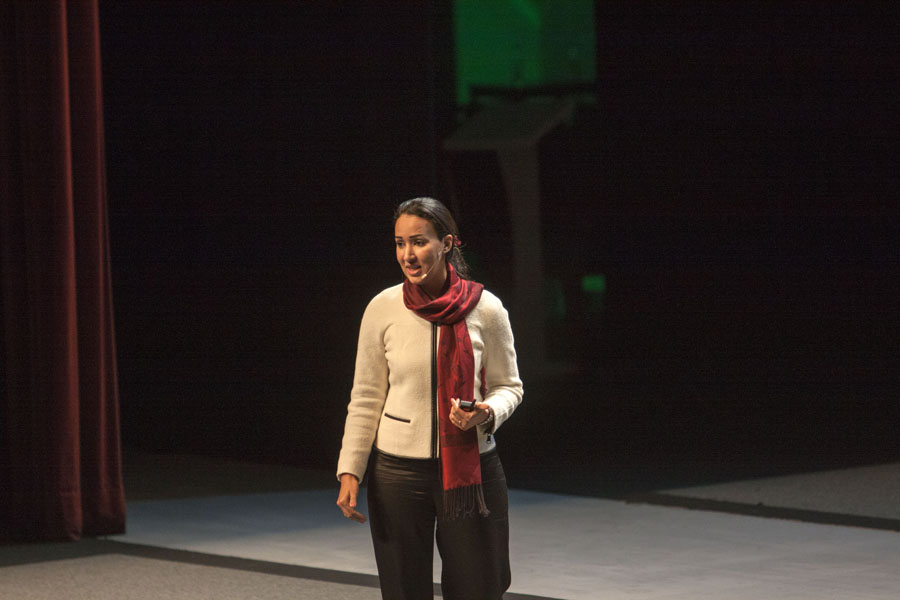 Llama Manal Al Sharif a mujeres a defender sus derechos, pese a ...