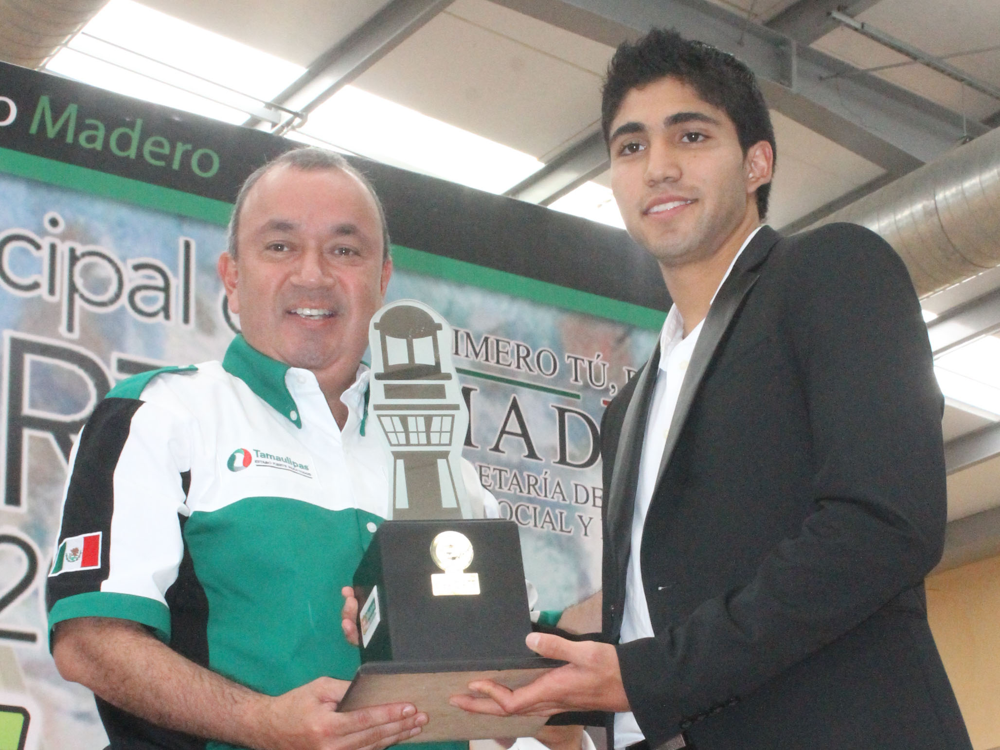 Por fin, reconocen a Iván Ochoa en su tierra- Grupo Milenio