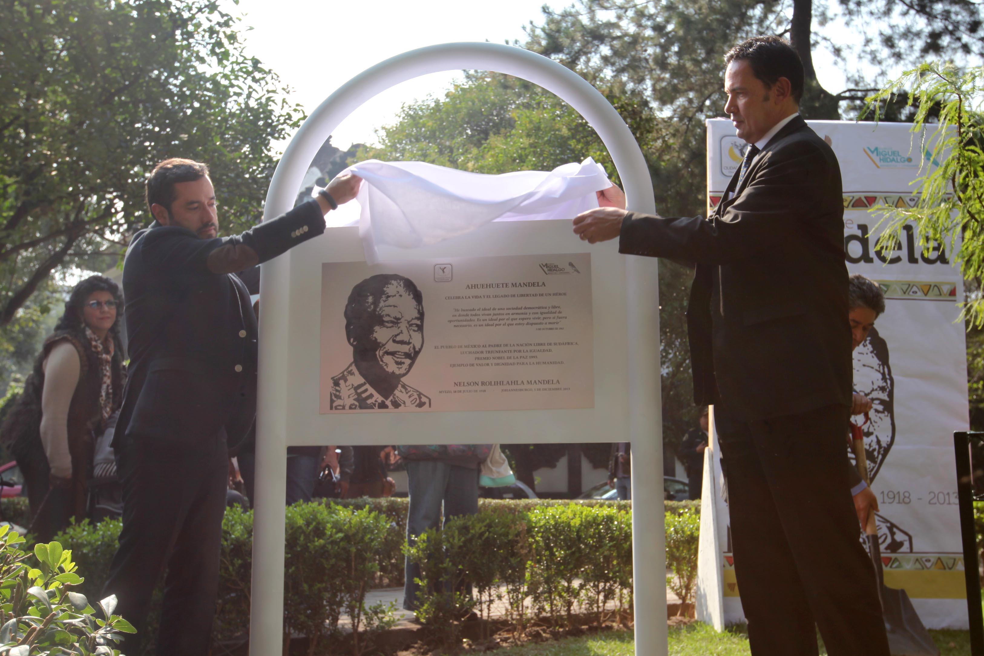 Siembran Ahuehuete en la Miguel Hidalgo en memoria de Mandela - Grupo ...