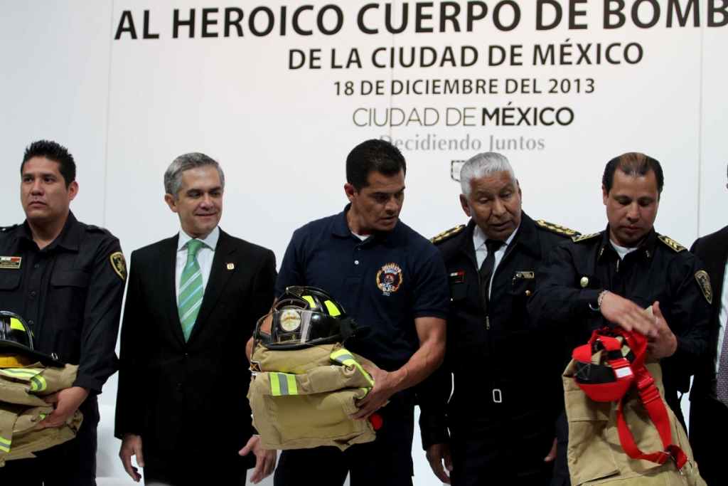 Entrega Mancera uniformes a bomberos- Grupo Milenio