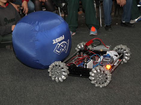 Preparan robot futbolista para certamen nacional - Grupo Milenio