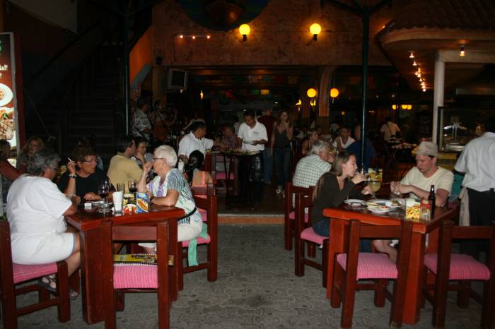 Restauranteros contratarán a personal bilingüe - Grupo Milenio