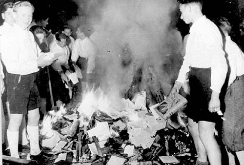 “Donde se comienzan quemando libros acaban quemando hombres”- Grupo Milenio