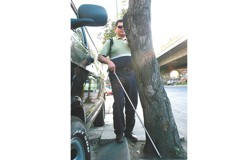 Invidentes enfrentan lucha diaria contra la indiferencia - Grupo Milenio