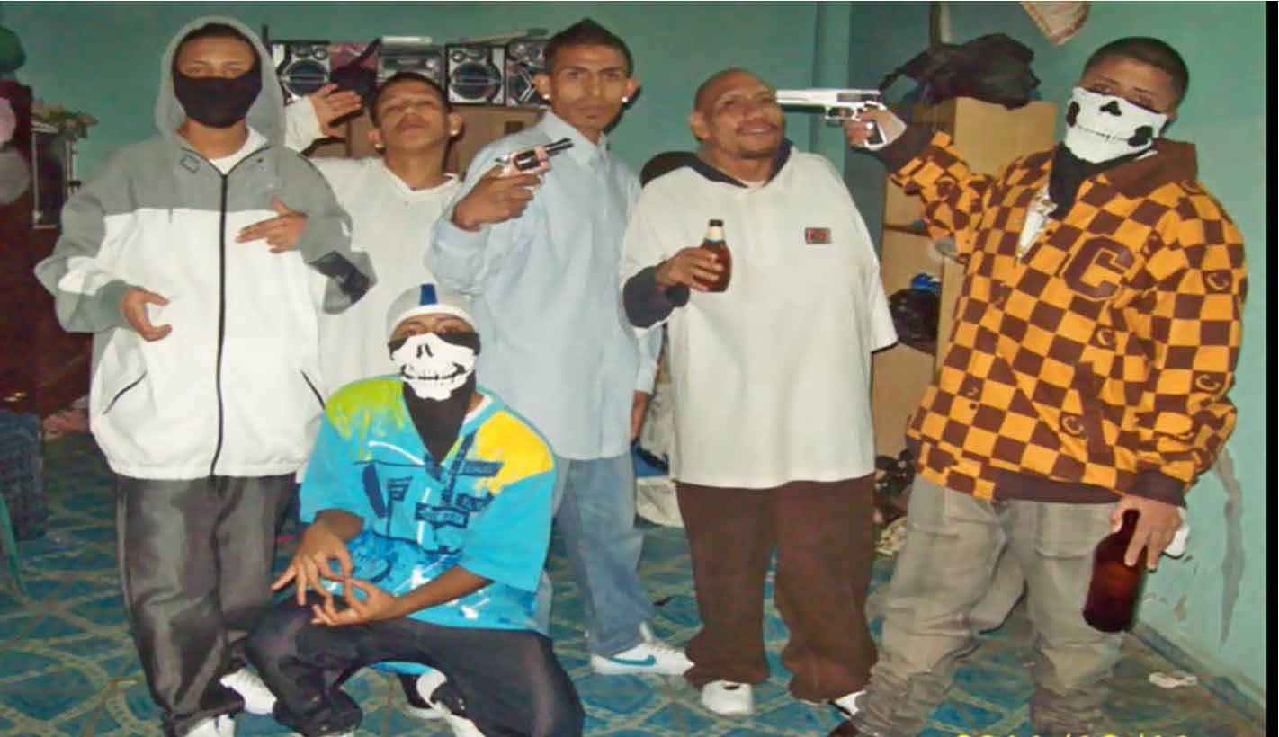 'Los Calaveras' ostentan armas en YouTube- Grupo Milenio