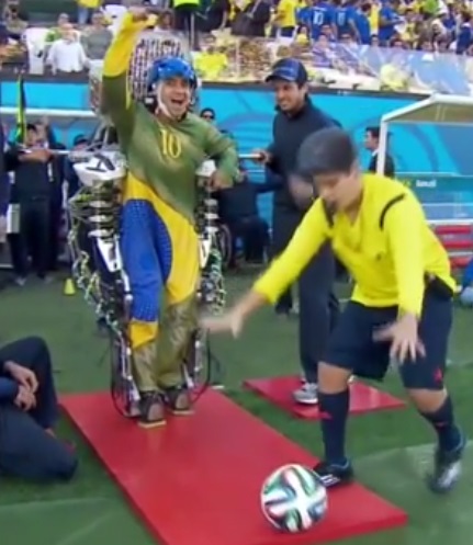 Televisión omite patada inaugural - Grupo Milenio