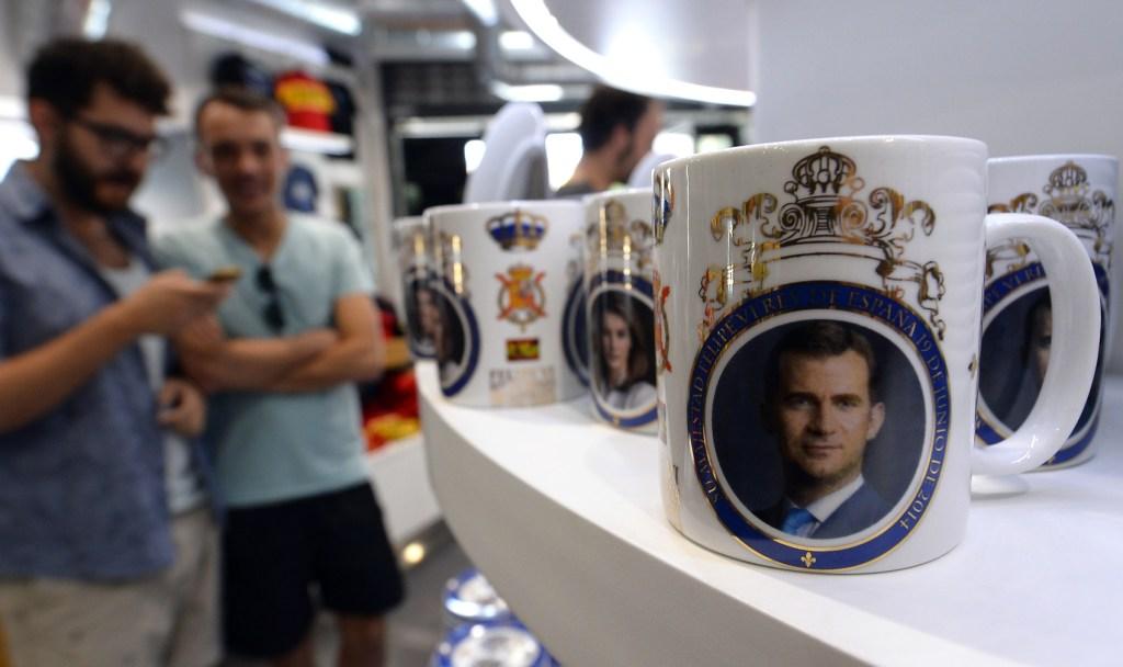 Venden souvenirs de los nuevos reyes de España - Grupo Milenio