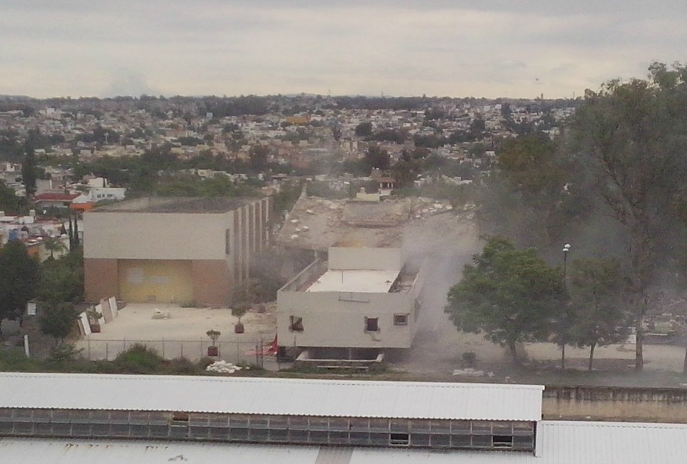 En escombros y polvo se convirtió el edificio de la FEG- Grupo Milenio