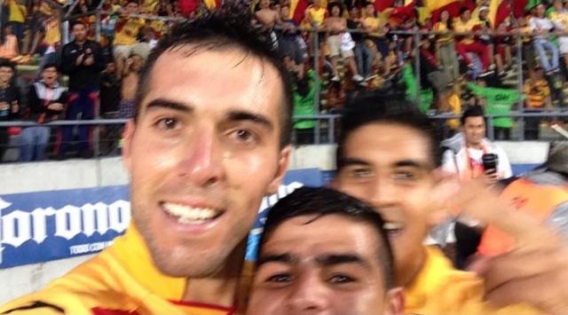 David Depetris celebra un gol tomándose una 'selfie' - Grupo Milenio