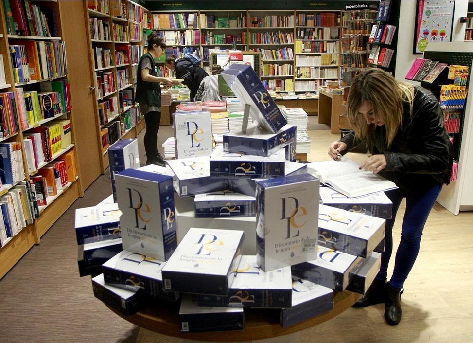 El diccionario se moderniza: incluye amigovio y tuit - Grupo Milenio