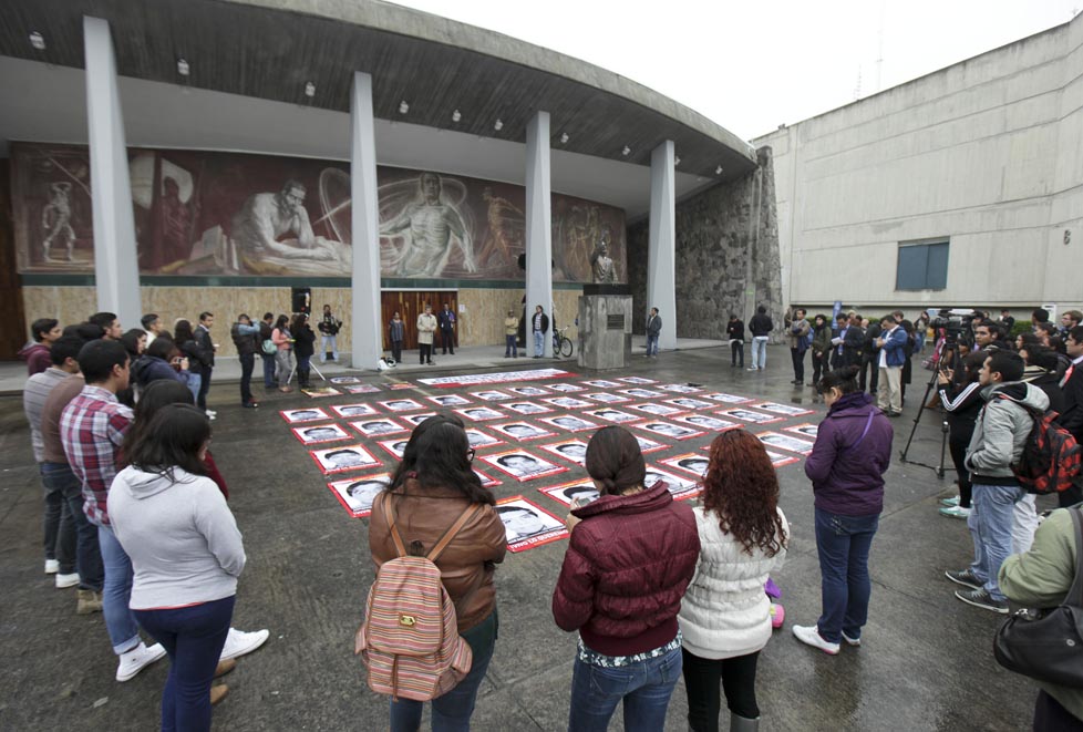 Estudiantes del CUCSH se manifiestan por Ayotzinapa - Grupo Milenio