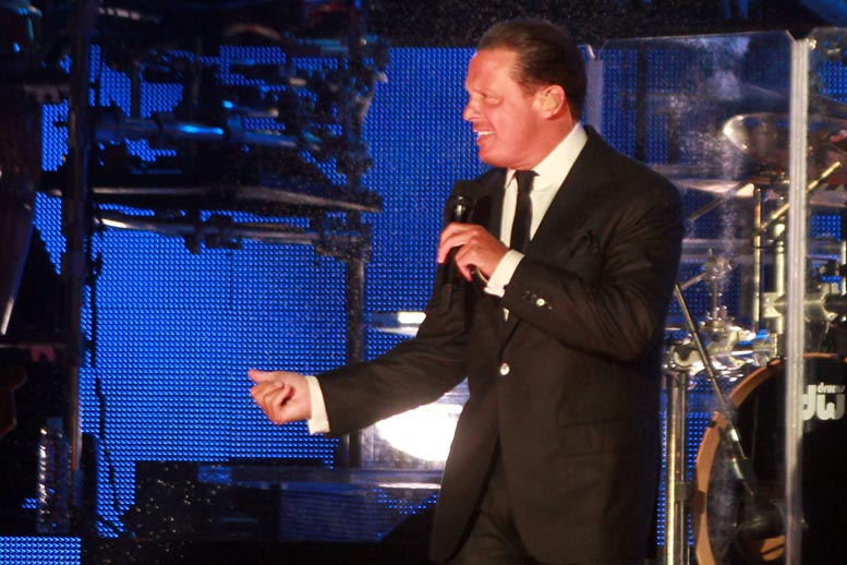 Luismi recibe el 2015 con regios- Grupo Milenio