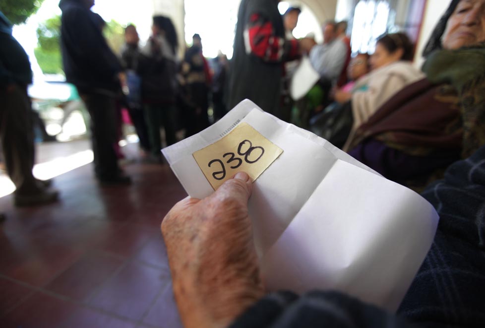 Largas filas para entrega de Bienevales- Grupo Milenio