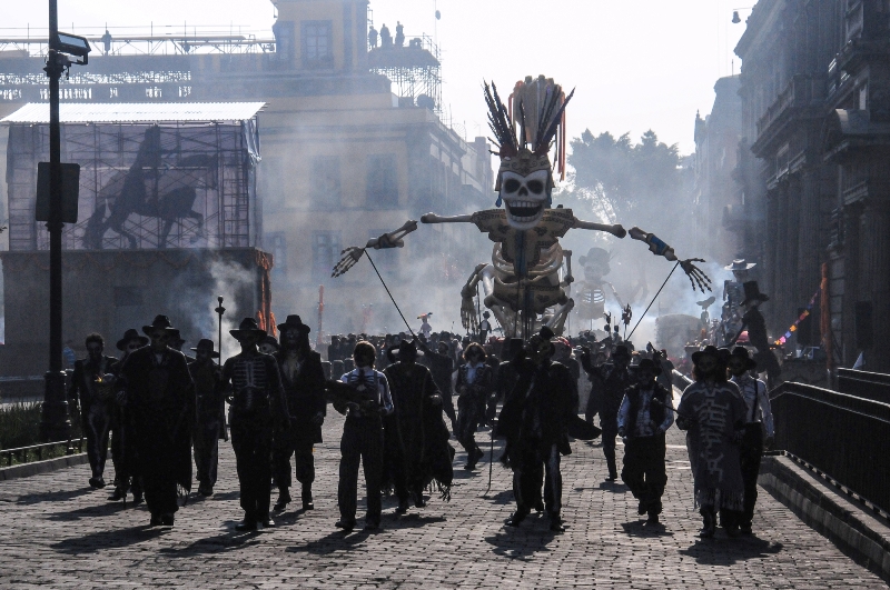 Desfilan calacas en el Centro Histórico para James Bond - Grupo Milenio