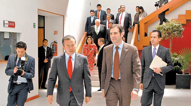 Senadores califican a César Camacho de llorón- Grupo Milenio