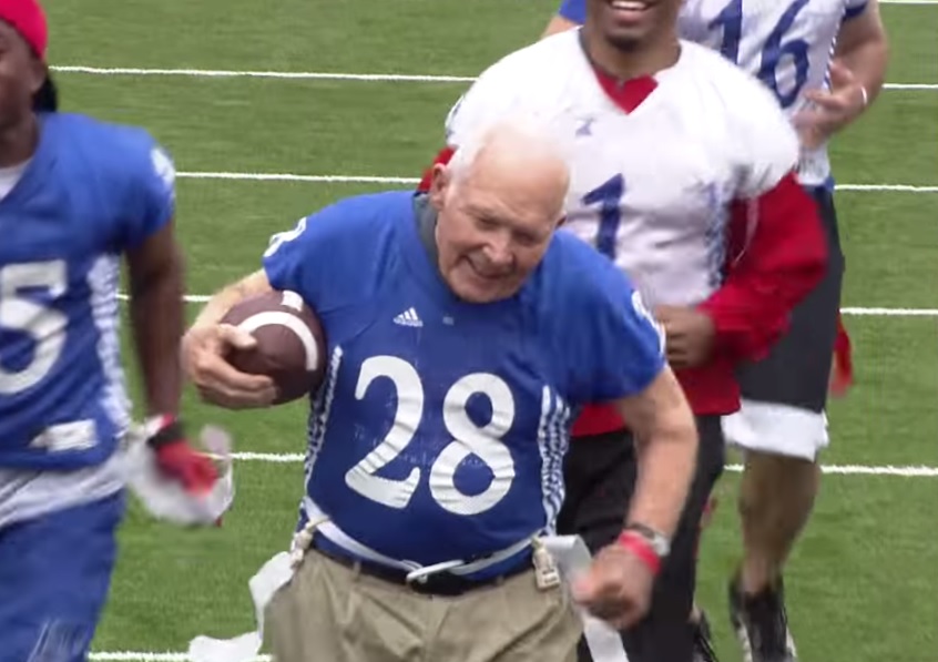 Anota touchdown a los 89 años - Grupo Milenio