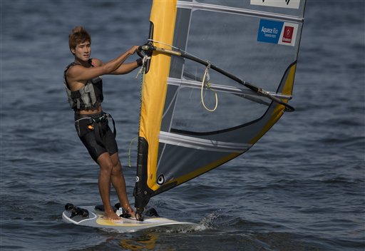 Windsurfista hospitalizado tras navegar en aguas de Río - Grupo Milenio