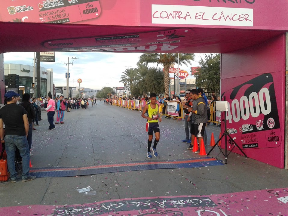 De rosa corren en lucha contra el cáncer - Grupo Milenio