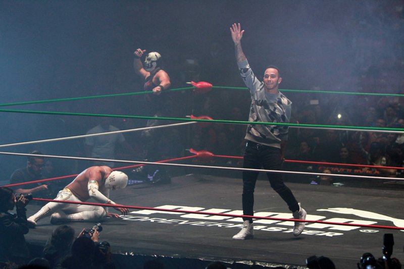 Lewis Hamilton, luchador por un día - Grupo Milenio