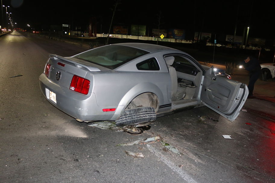 Abandonan Mustang chocado en el Periférico- Grupo Milenio