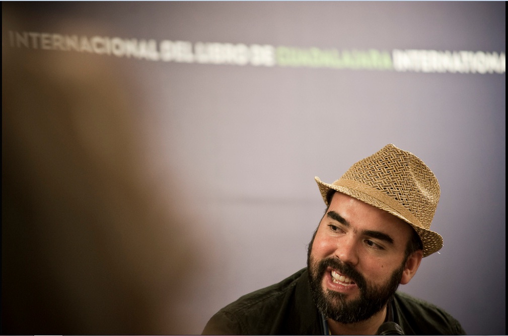 La literatura es para vivir cosas que uno no haría: Daniel Herrera ...