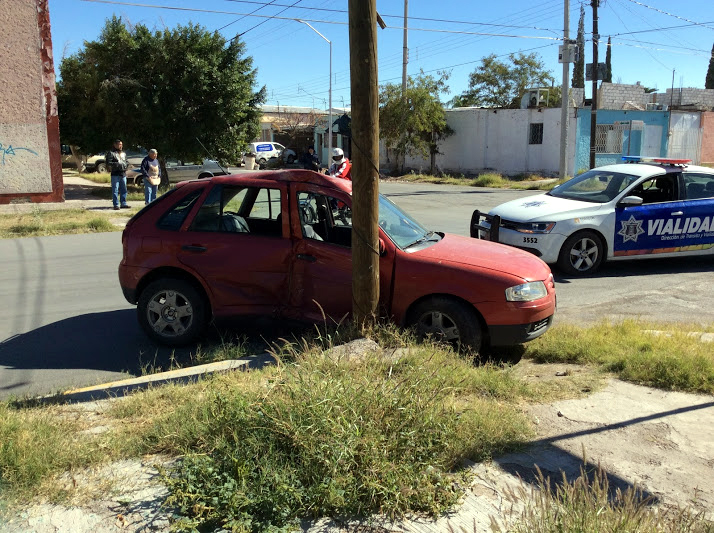 Choca Contra Poste De Madera Grupo Milenio
