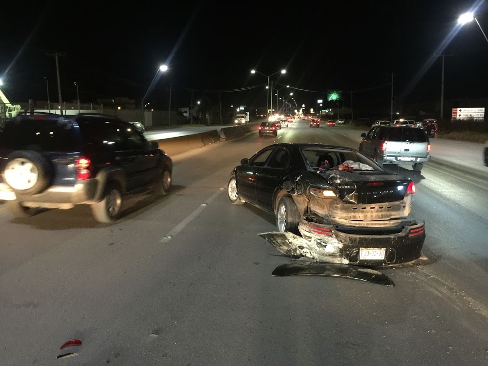 Conductor se impacta contra auto descompuesto - Grupo Milenio