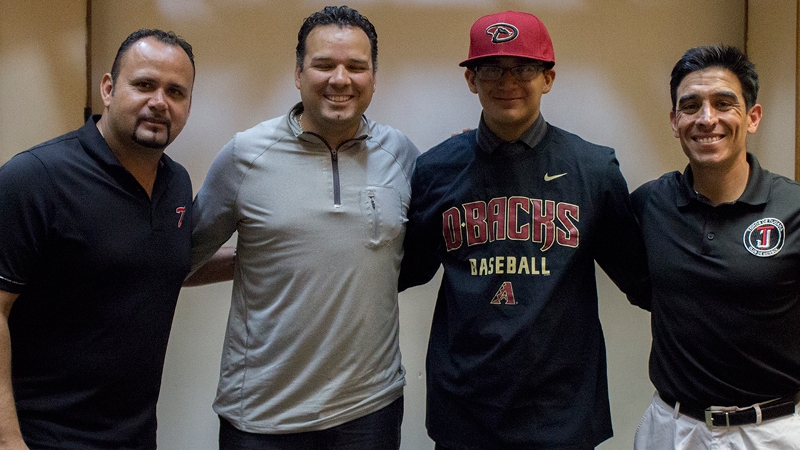 D-backs firman al lanzador mexicano Edgar Martínez - Grupo Milenio