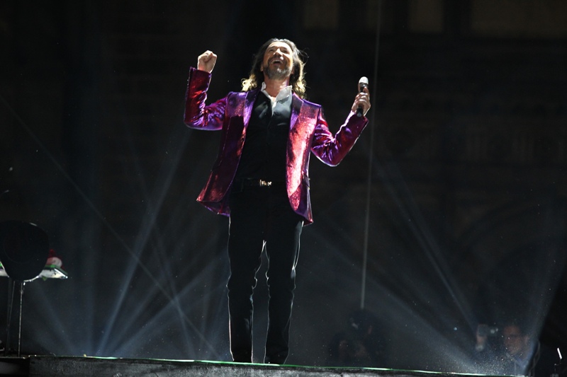 Celebra ‘El Buki’ 40 años de trayectoria en el Zócalo - Grupo Milenio