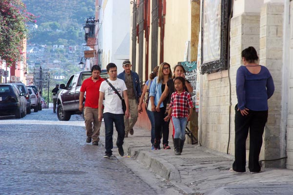 “Las banquetas presentan más retos que facilidades”- Grupo Milenio