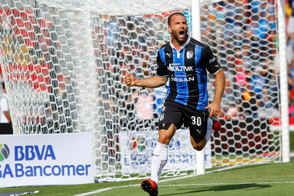 'Tito' Villa, goleador histórico de Gallos Blancos - Grupo Milenio