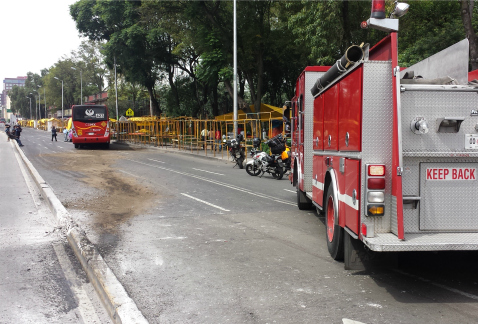 Metrobús golpea guarnición y sale de su carril, en Línea 3- Grupo Milenio