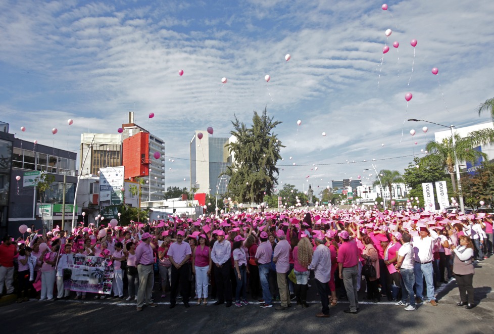 Conmemoran Lucha Rosa con lazo humano en La Minerva - Grupo Milenio