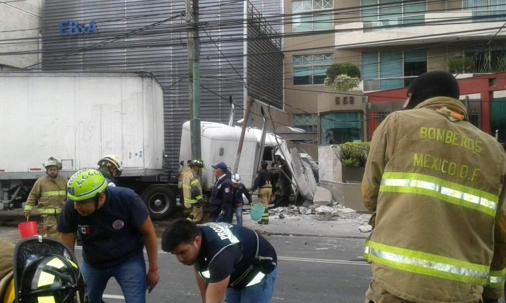 Tráiler Choca Contra Edificio En Mariano Escobedo Grupo Milenio