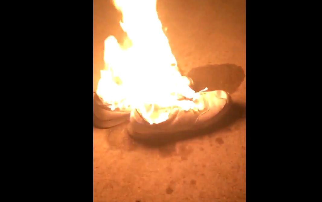 Por apoyar a Trump, queman tenis New Balance- Grupo Milenio