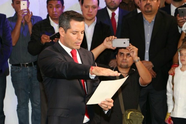 Murat 'madruga' a CNTE; rinde protesta como gobernador- Grupo Milenio
