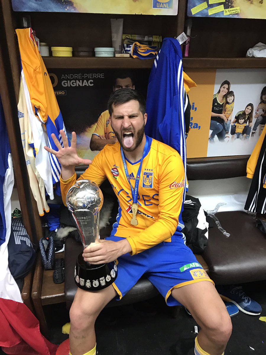 Gignac le manda un recuerdito a Daniel Brailovsky- Grupo Milenio