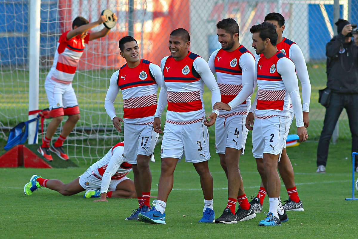 Fans asisten a la primera práctica del año de Chivas - Grupo Milenio