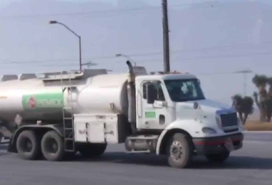 Bloquean centros de distribución de Pemex en NL- Grupo Milenio