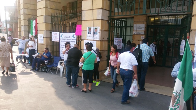 Mantienen plantón, pero abren las puertas del SAT en Tampico- Grupo Milenio