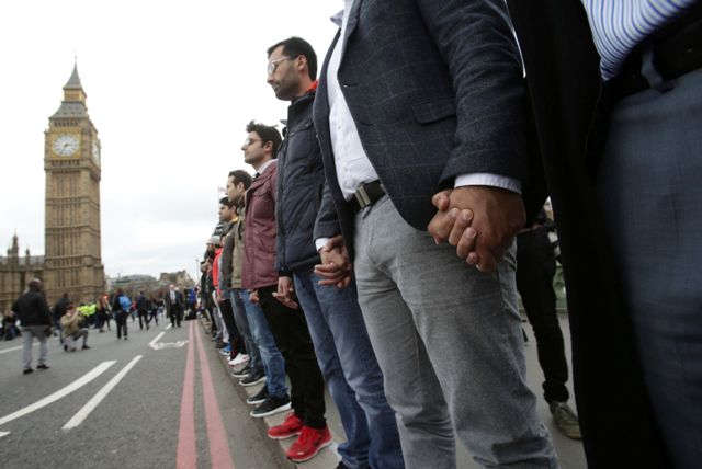 Londres recuerda a víctimas de ataque con cadena humana- Grupo Milenio
