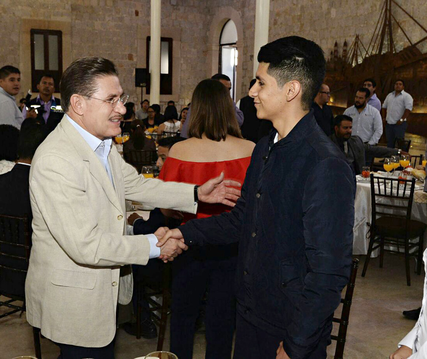 Aispuro reconoce desempeño de 160 estudiantes- Grupo Milenio