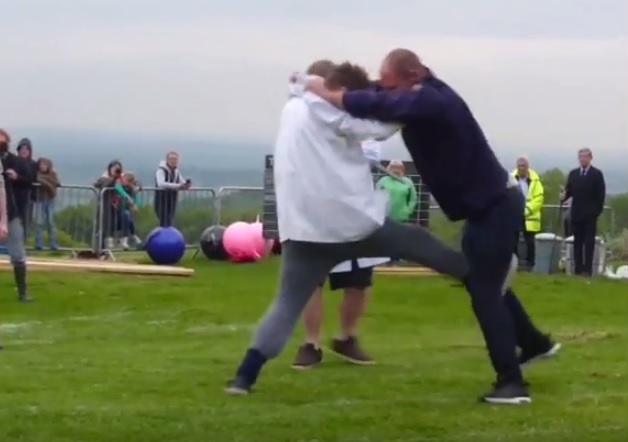 El doloroso juego de la 'patada en la espinilla'- Grupo Milenio