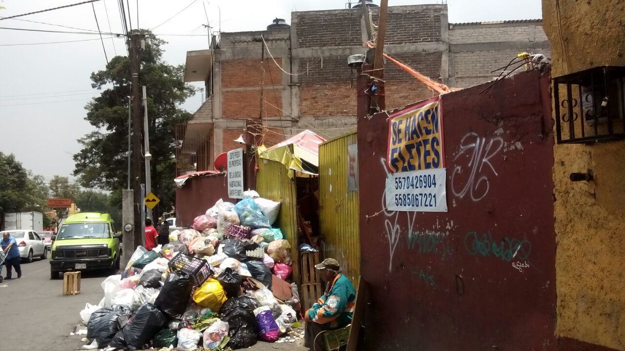 Basura de Unidad Santa Fe colma bodega; no la recogen- Grupo Milenio