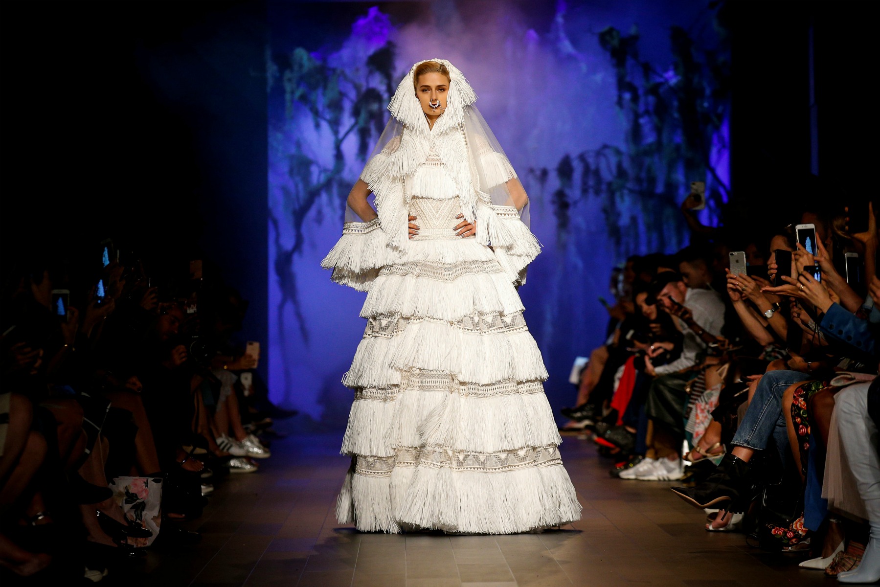 Entre famosos y extravagantes vestidos, desfilan en el Fashion Week de ...