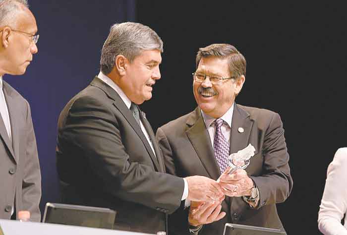 La UANL reconoce a Manuel González Flores- Grupo Milenio