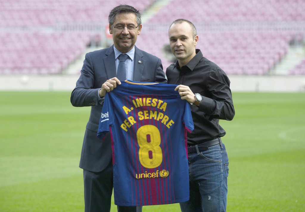 Iniesta renueva "de por vida" con el Barcelona - Grupo Milenio
