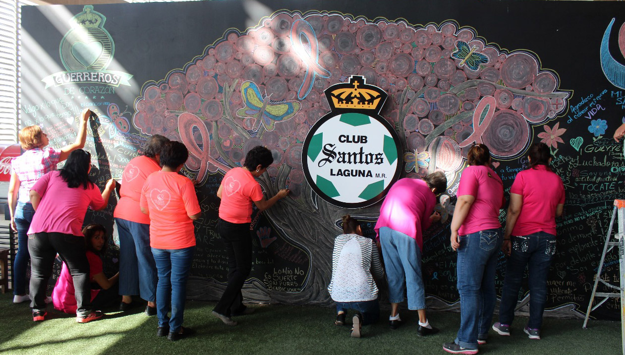 Mujeres crean mural por el cáncer de mama en el TSM - Grupo Milenio