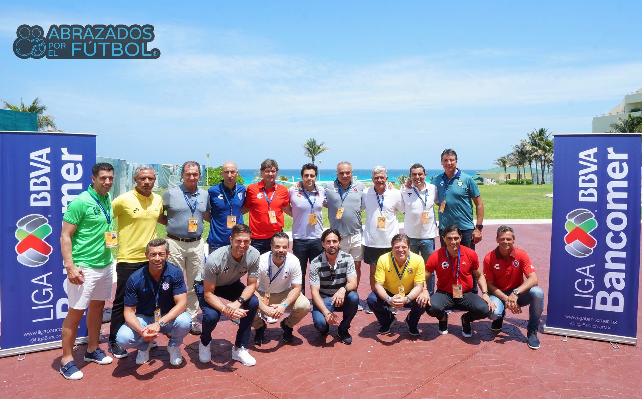 Los directores técnico de la Liga MX se toman la foto oficial en el ...