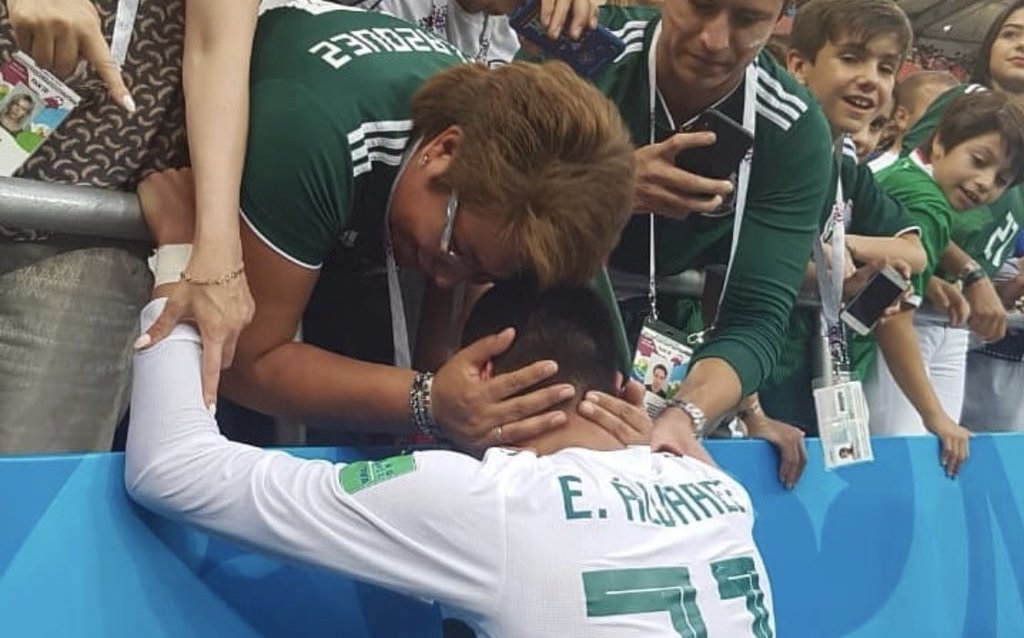 Edson Álvarez festeja triunfo del Tri con su mamá- Grupo Milenio